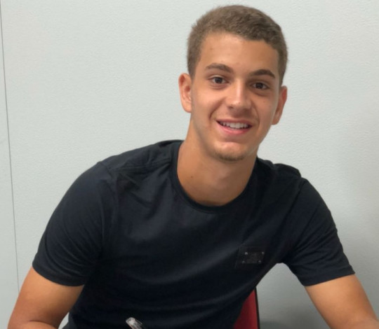 Flamengo assina primeiro contrato profissional com Hugo Marques - Flamengo