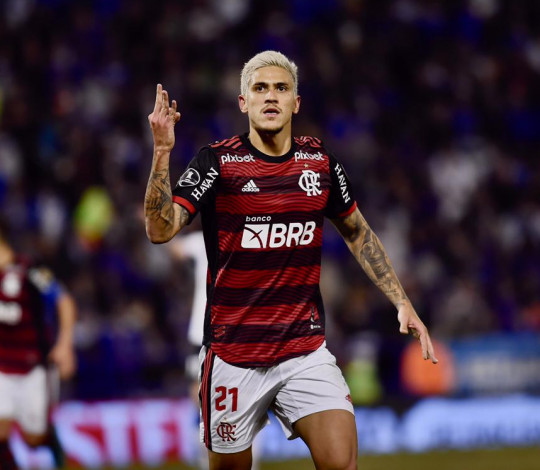 Com hat-trick de Pedro, Flamengo goleia Vélez no primeiro jogo da ...